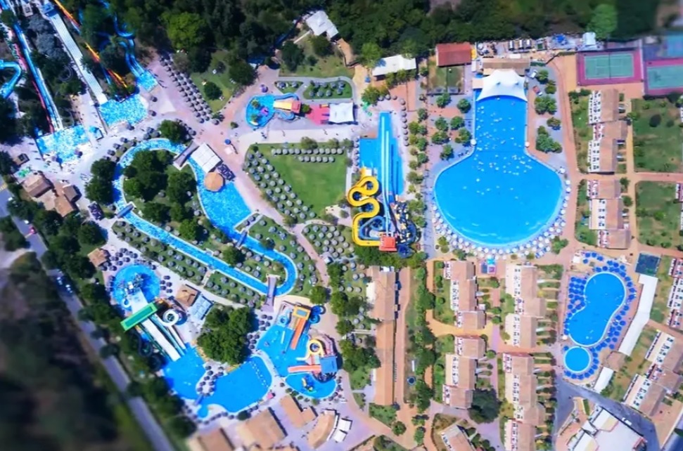 Najlepsze hotele przy plaży na Korfu dla rodzin z dziećmi. Ranking TOP 10